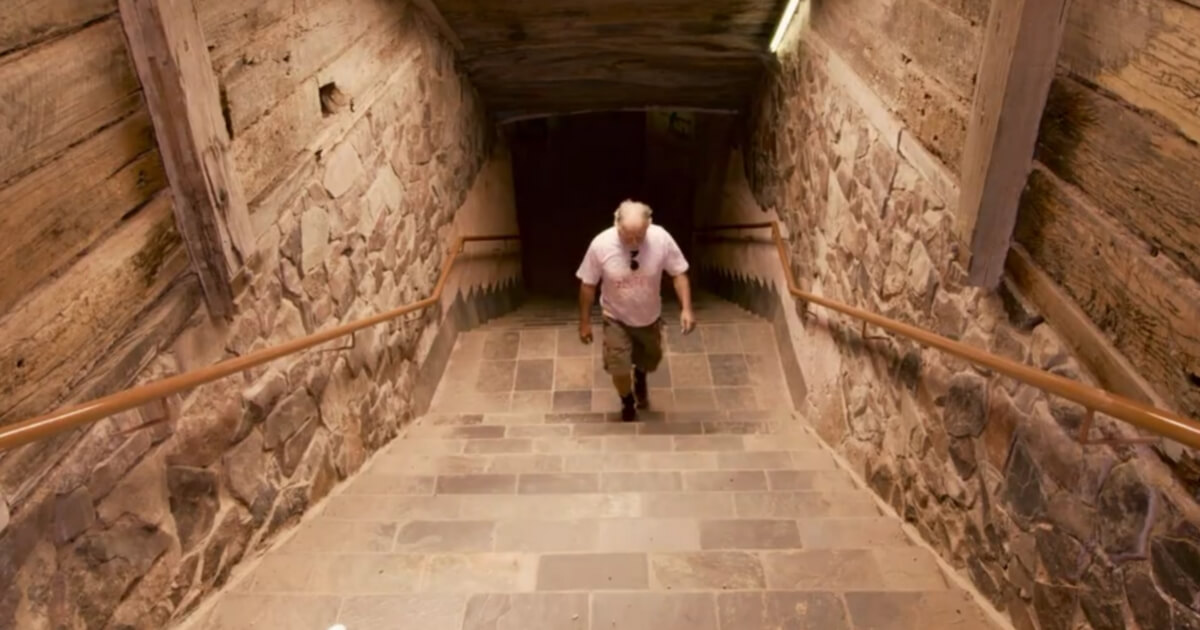 Video: In Australian Town Named 'White Man In A Hole,' 1500 People Live ...