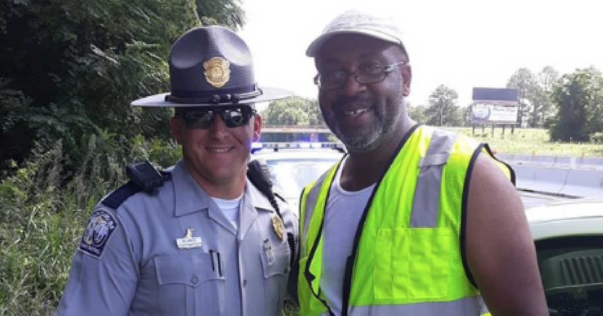Officer Buys Stranded Dad Meal, Photo Goes Viral for Heartwarming Reason