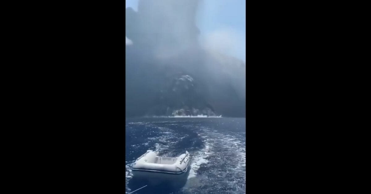 Passenger Captures Harrowing Moments Volcano Eruption Races Toward Her ...