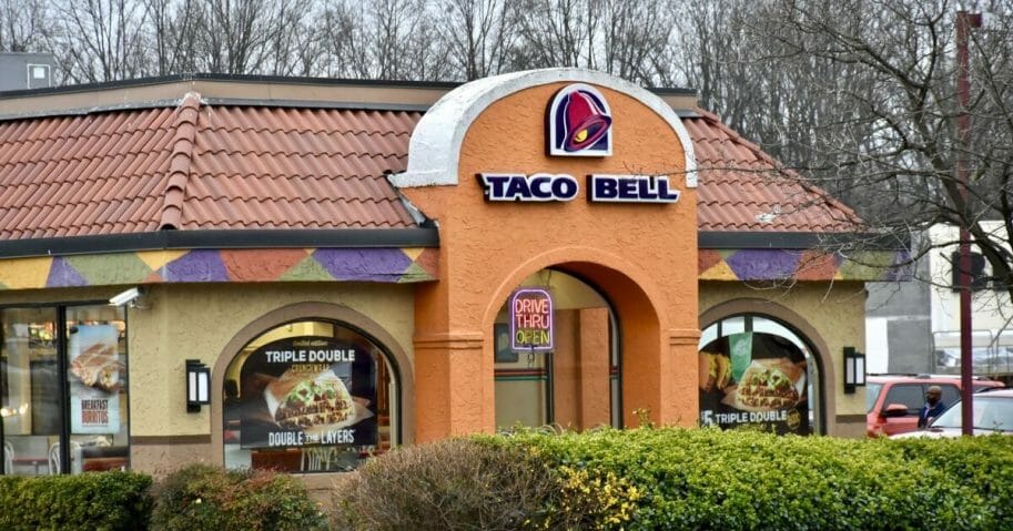 Woman Reportedly Takes Group of Homeless People to Dinner at Taco Bell ...