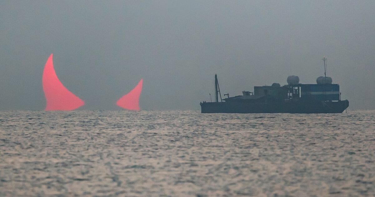 Photographer Catches 'Devil Horns' Rising Off Coast of Iran