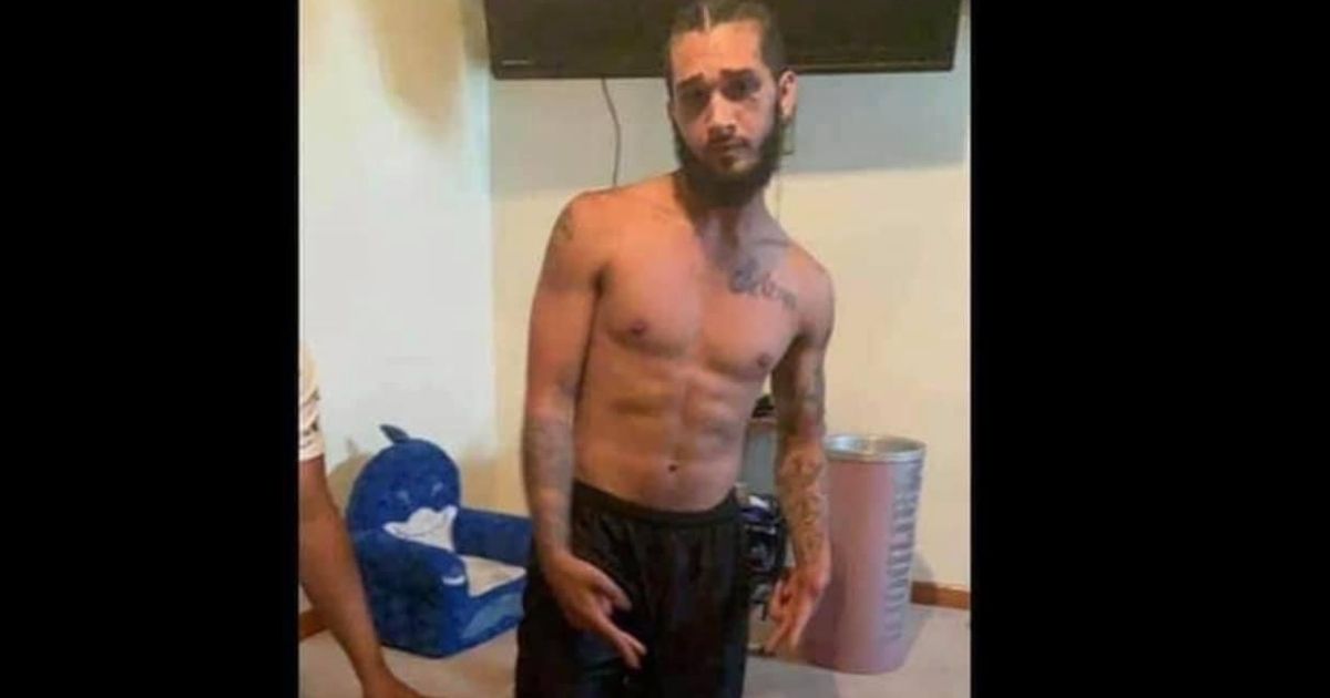 Man Allegedly Seen Kneeling on Crying Toddler's Neck in 'BLM' Photo Is ...